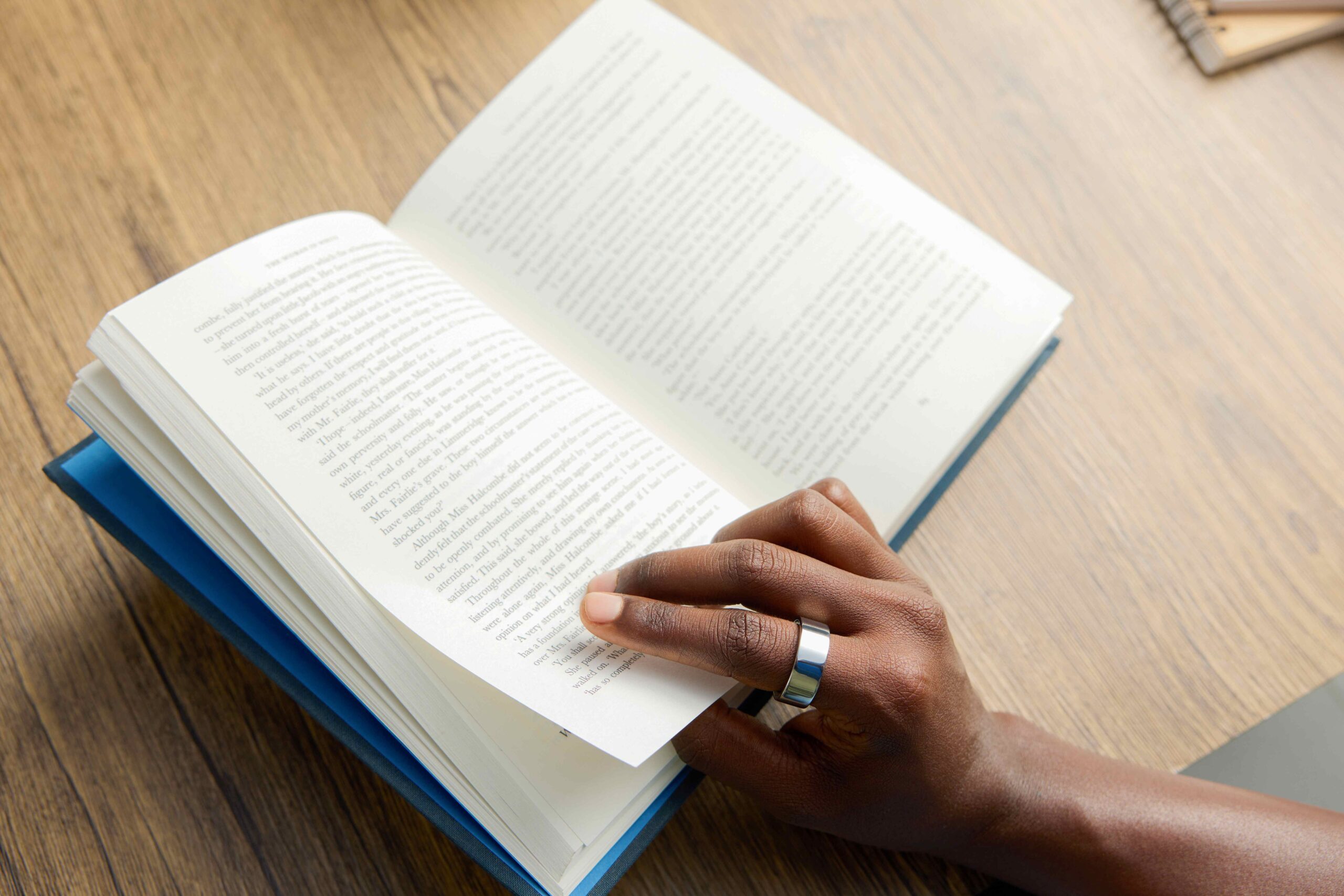 Ultrahuman Ring AIR - The Kickz Stand